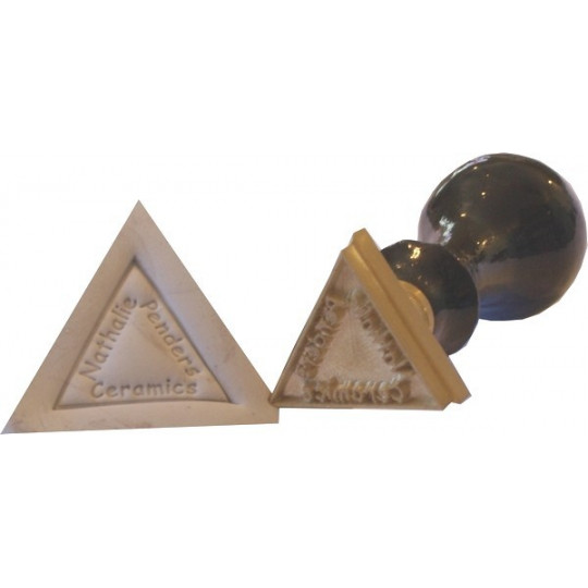 Tampon relief laiton triangulaire avec logo cadre dimension 25 mm